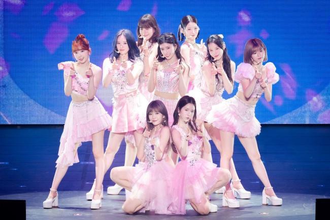 NiziU、2度目となる全国ツアーが佐賀県・SAGAアリーナで開幕 最新アルバムからリード曲「COCONUT」や初のドラマ主題歌「LOOK AT ME」などをパフォーマンス | ライブ・セット ...